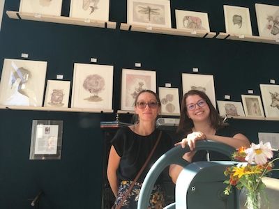 Malen mit und bei Wein: Die Kunst der Rotwein-Malerei